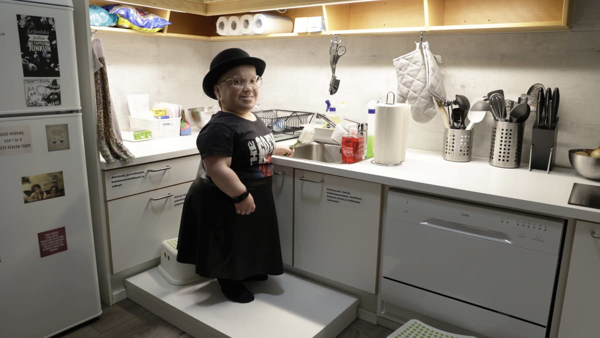 26-vuotias Elina Kurvi sai luvan tulla baariin, jos pärjää siellä ilman ...