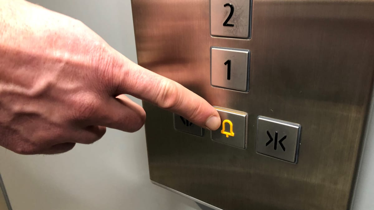 Veden tulo sähkökatkon aikana herättää kysymyksiä – kerrostalon ylimmät ...
