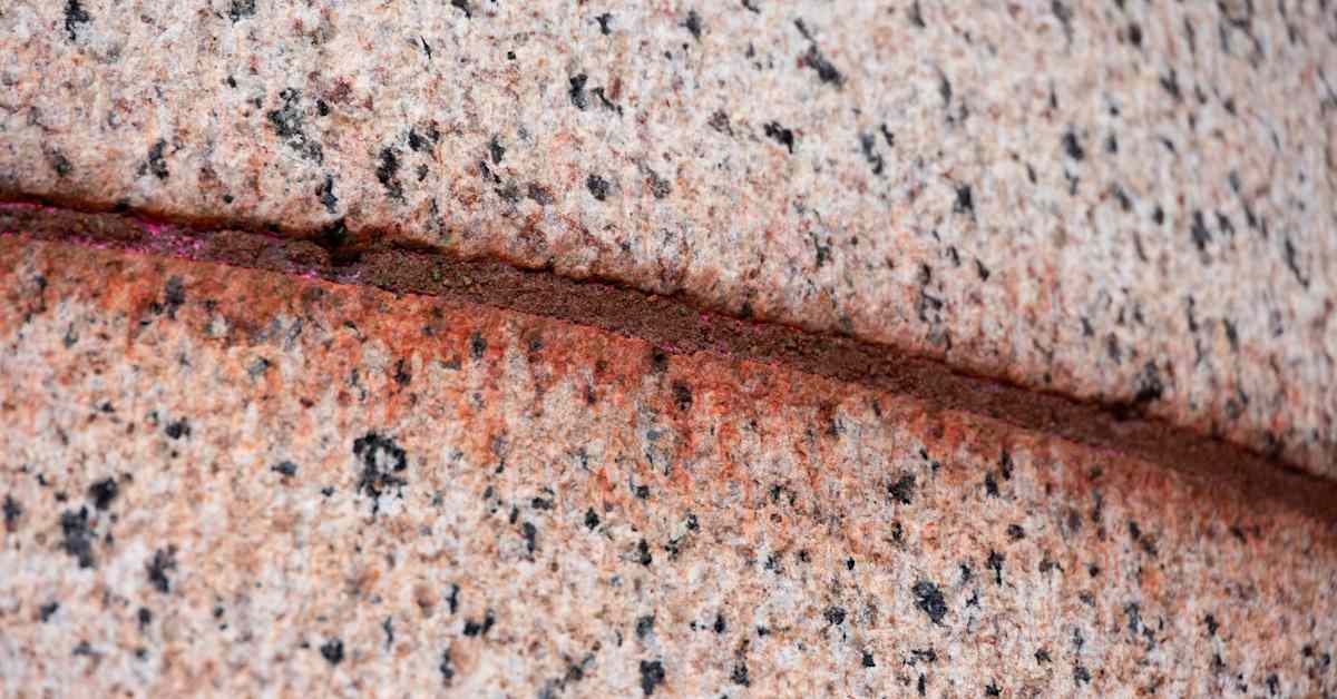 Näin paljon punaista väriä jäi Eduskuntatalon pylväisiin – katso kuvat ...