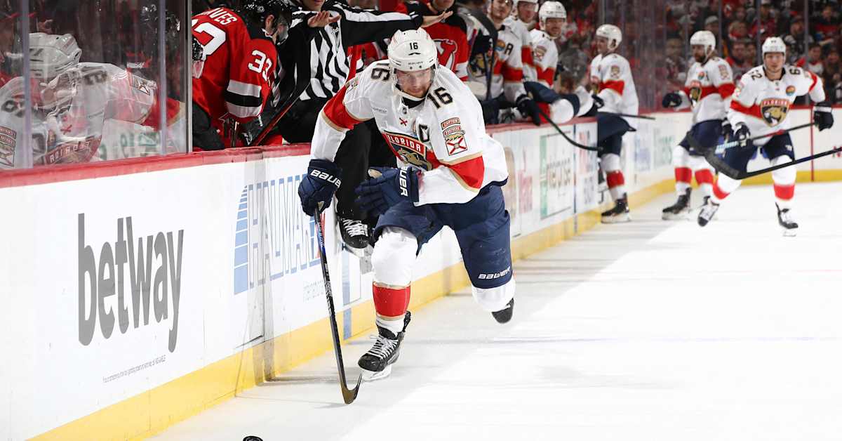 Barkov skadad efter crosschecking mot knät – Hischier försvarar ...