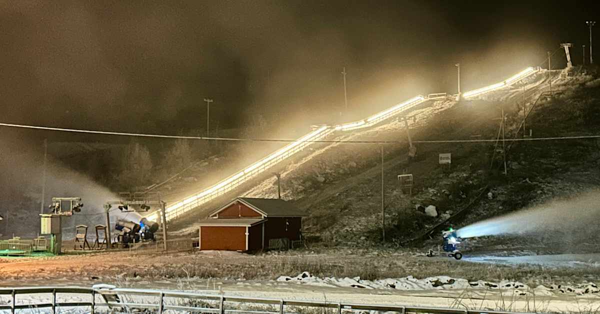 Snökanonerna igång på Öjberget i Vasa | Österbotten | Svenska Yle