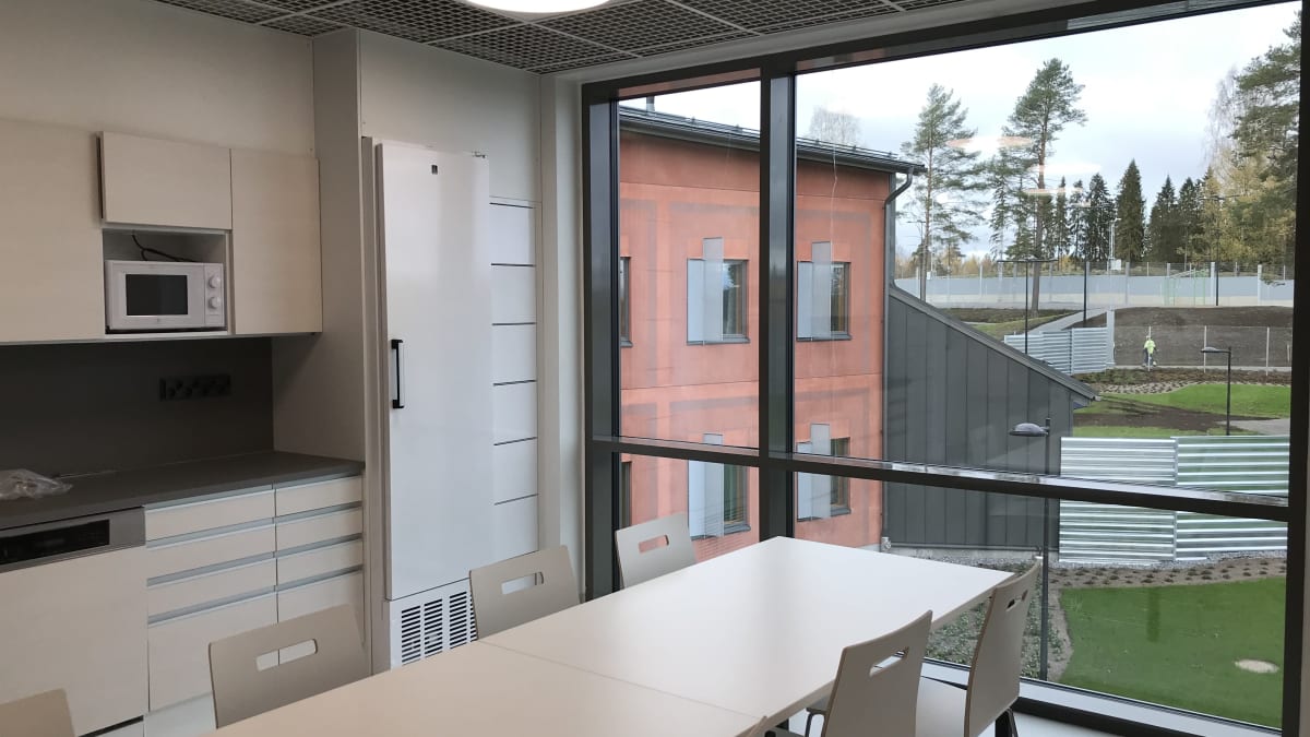 Tältä näyttää Suomen modernein vankila, jonka vangit pääsevät sellistä ...