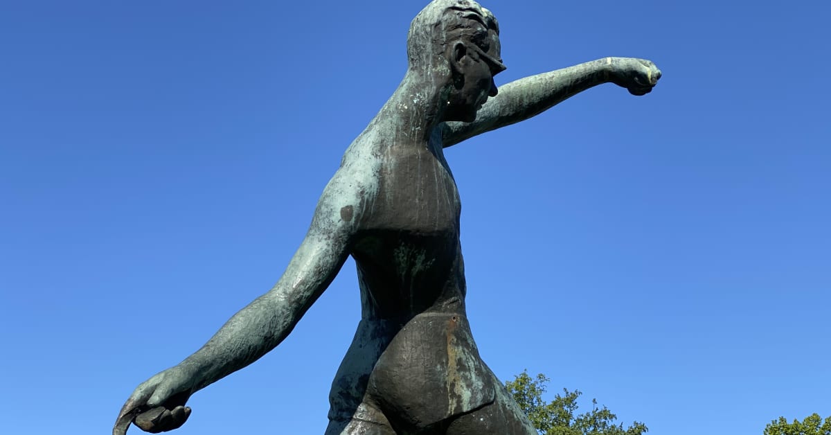 Olympiavoittajan patsas heittää ilmakeihästä Porissa – pitkäkyntisten ...