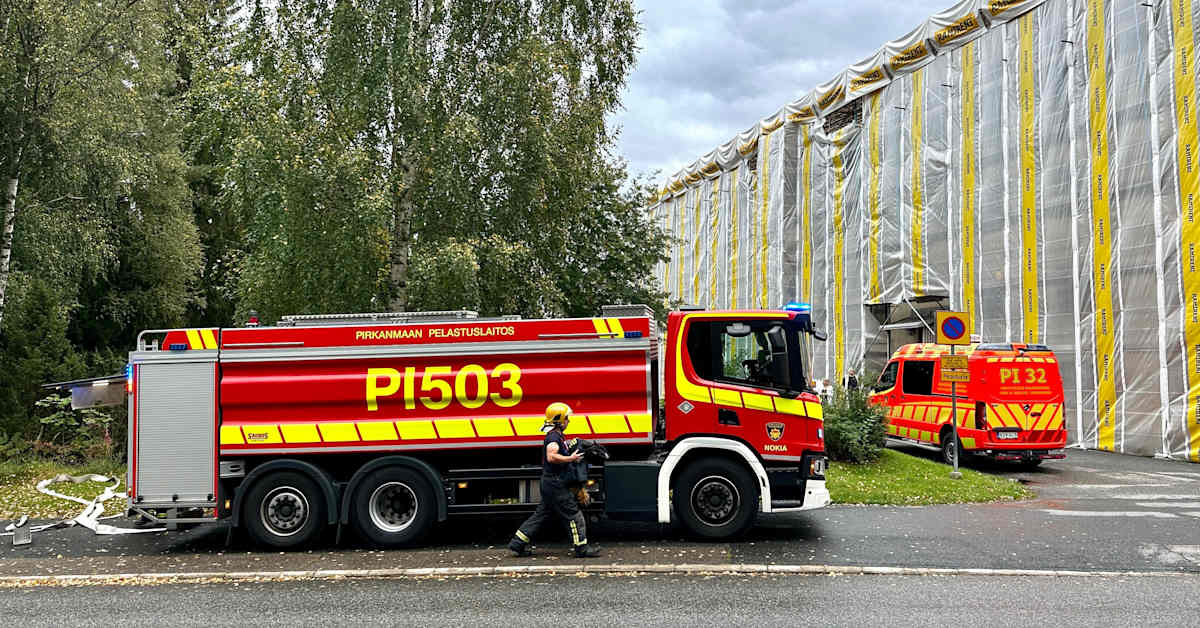 Kerrostalon katto oli syttyä palamaan Nokialla – tulityövartija pelasti ...