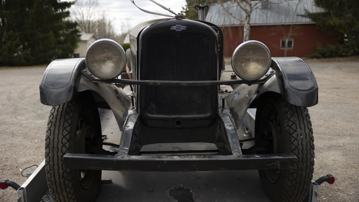 Harrasteautot puunataan paraatikuntoon vappuajelua varten – ”Saa ...