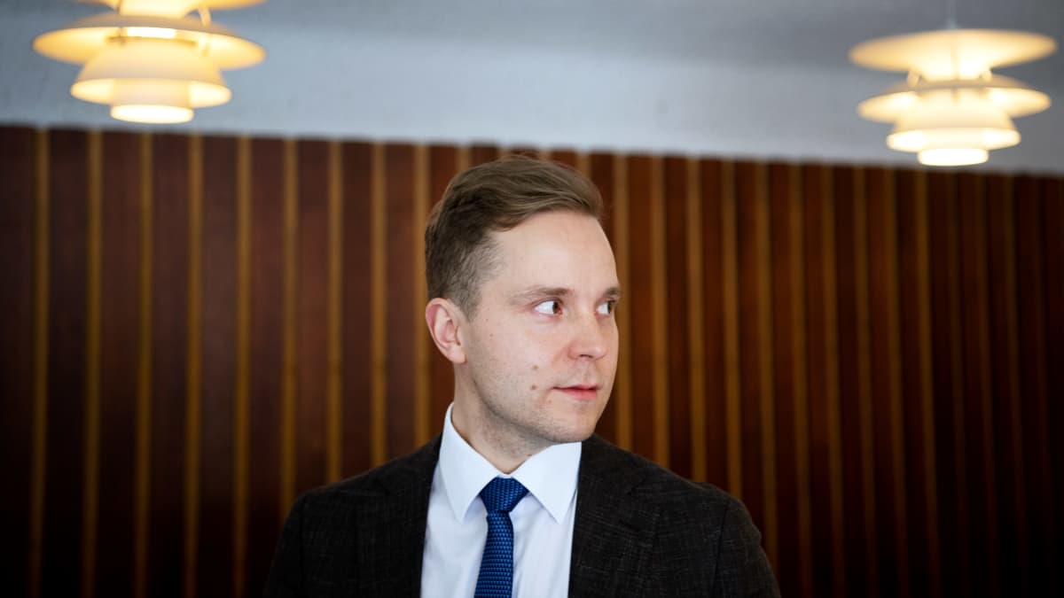 Tiede- ja kulttuuriministeri pelkää suomen kielen muuttuvan ajattelun ...