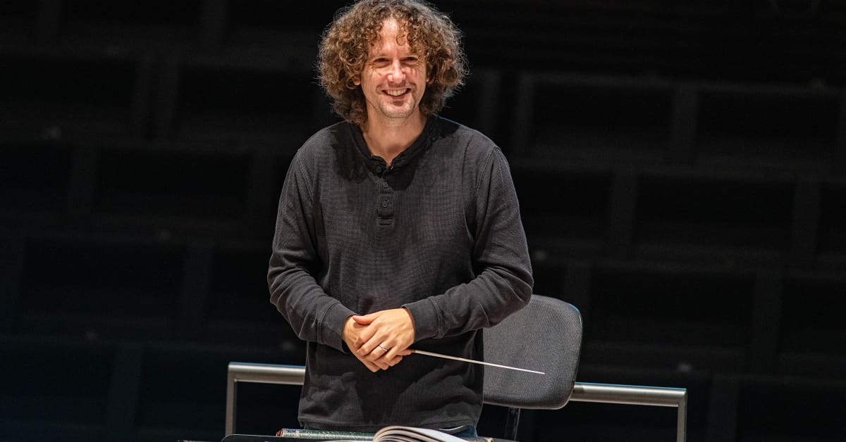 Nicholas Collon jatkaa Radion sinfoniaorkesterin ylikapellimestarina ...