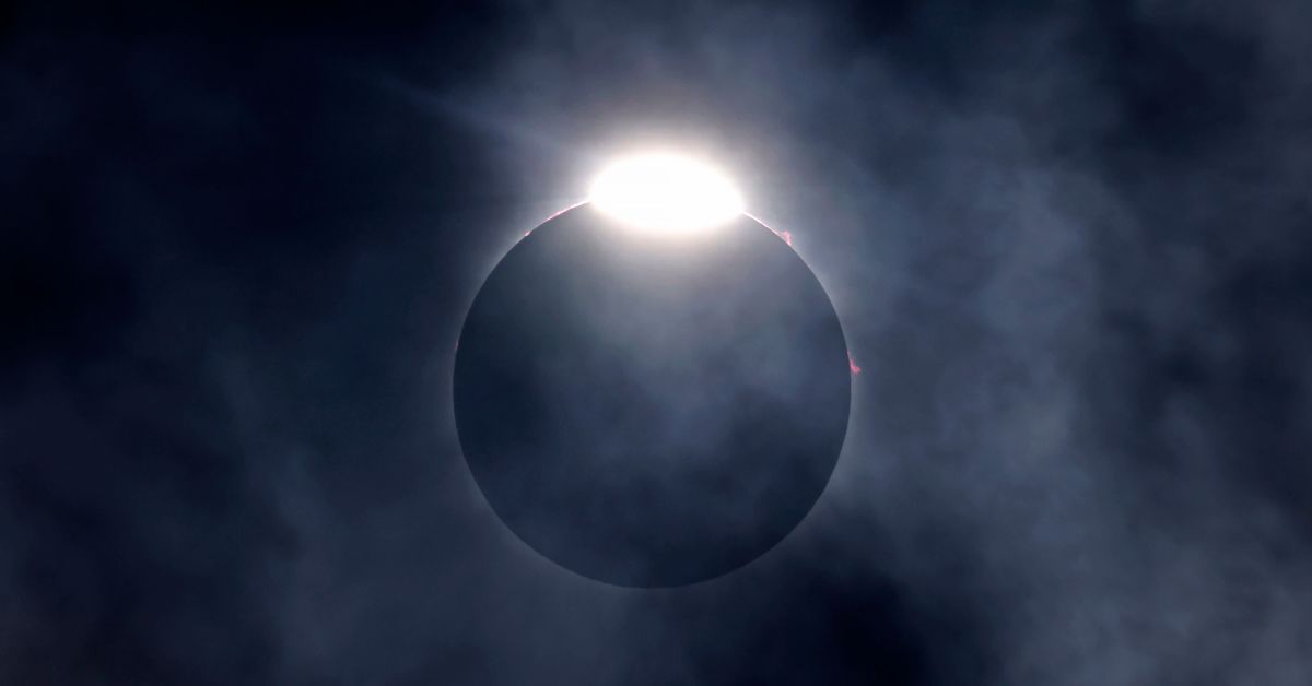 Katso video: Harvinainen täydellinen auringonpimennys ihastutti Pohjois ...