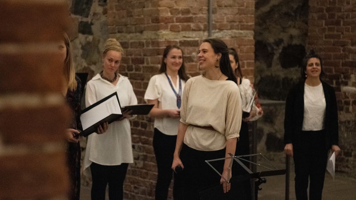 Aplodeja, kyyneliä ja kutiaa – Helsingin tuomiokirkon kryptassa ...