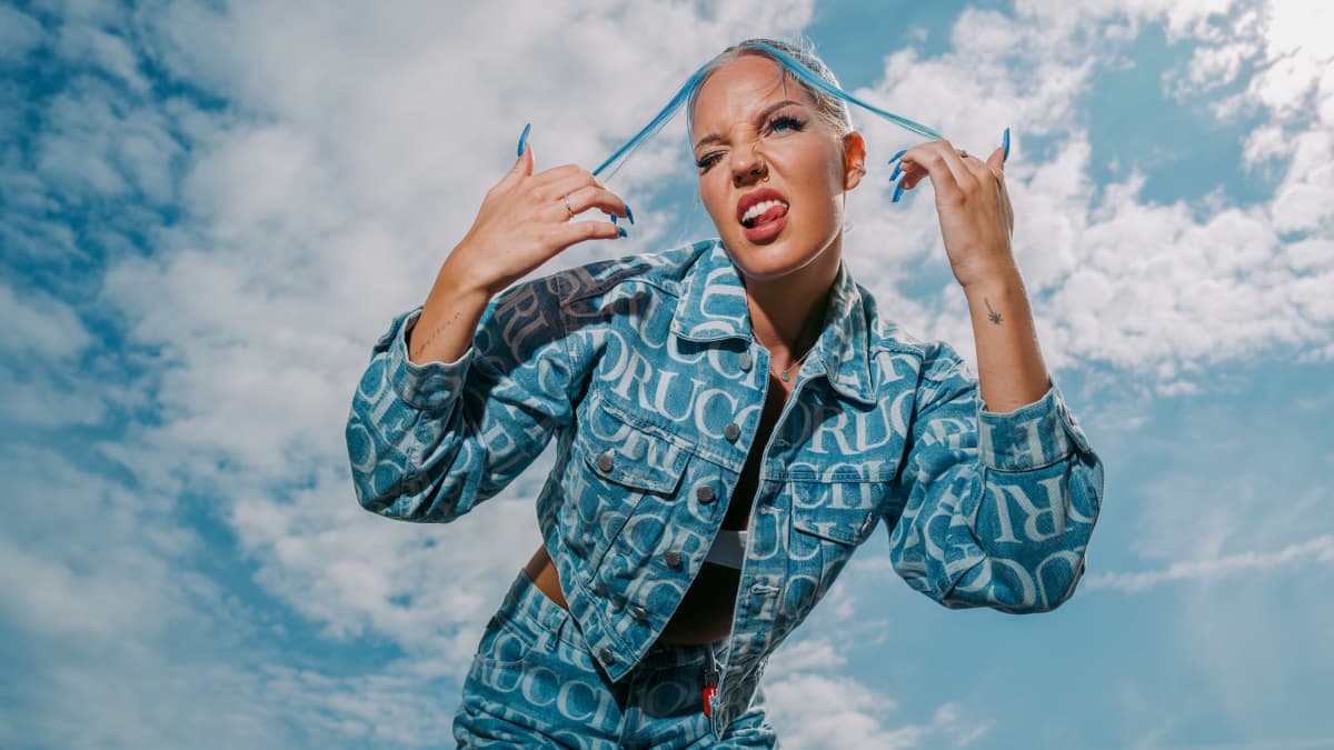 Ilkeät kommentit veivät laulaja Tuulin synkkyyteen: “Vajosin ...