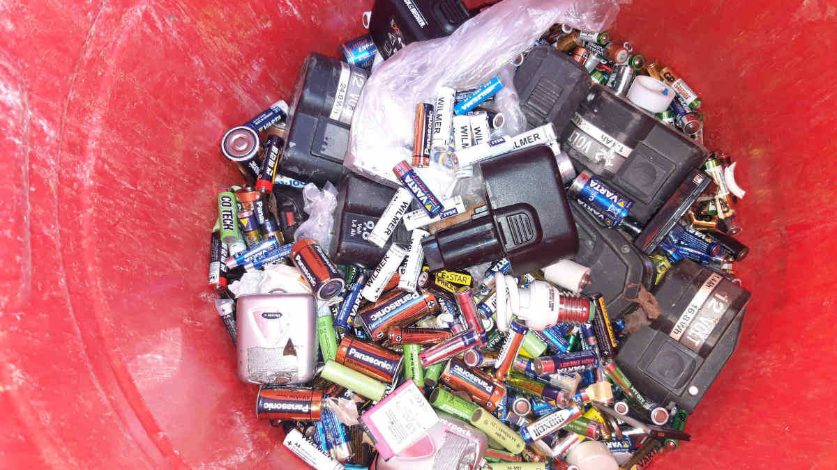 Käytetyistä paristoista ja akuista johtuvasta tulipalosta voi joutua ...