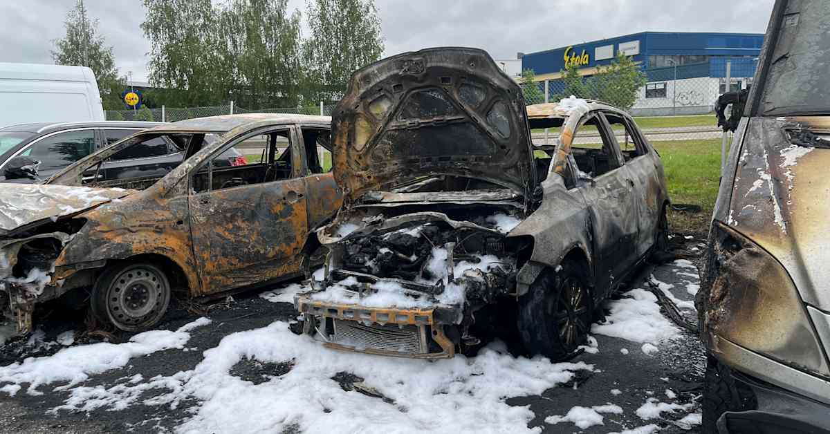 Tulipalo tuhosi autot aidatulla pihalla Jyväskylässä – poliisi ei sulje pois rikoksen ...