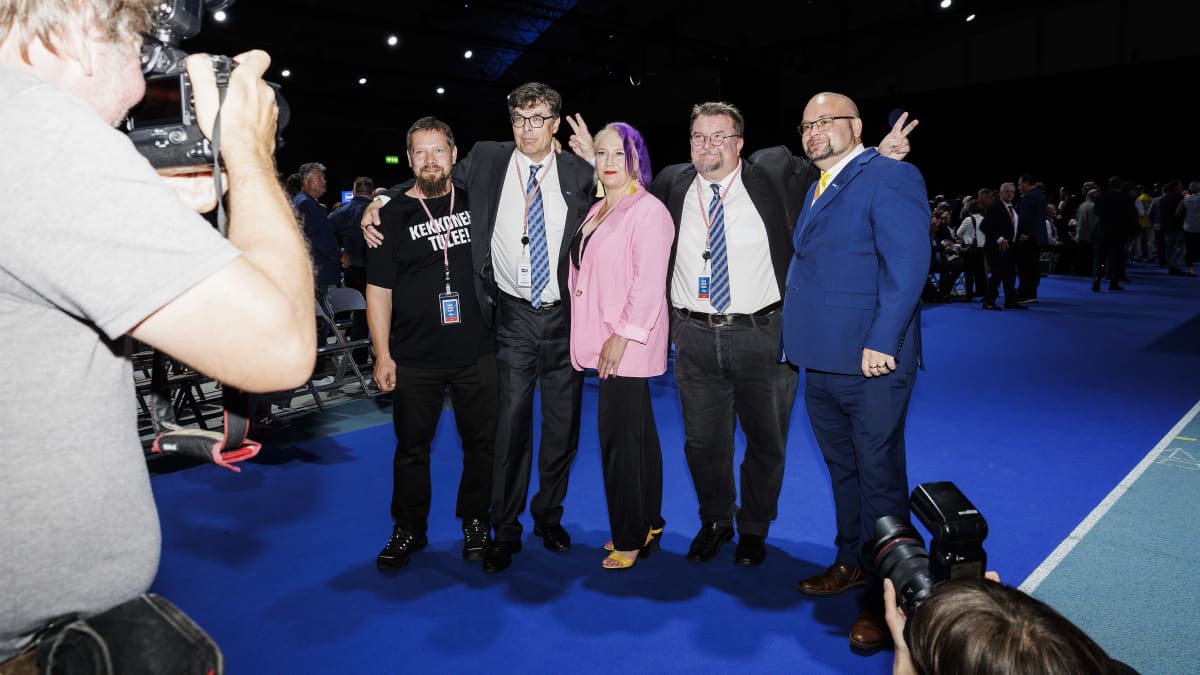 Suomi-iskelmät raikasivat isossa hallissa ja välillä syötiin ...