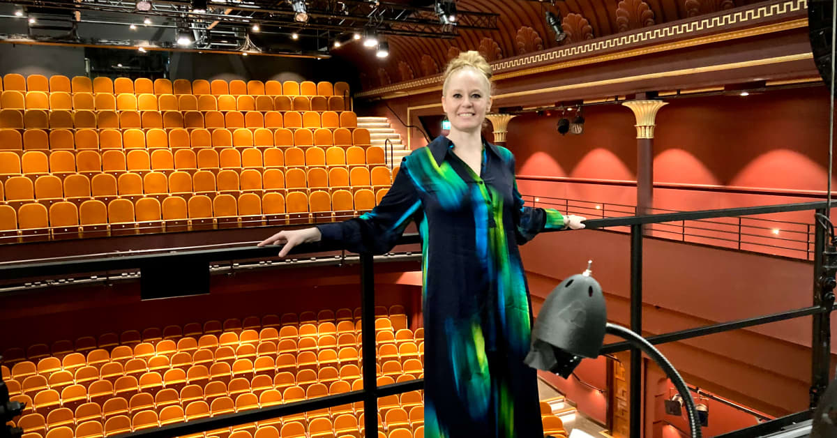 Konserttimestarin paikalta kapellimestarin korokkeelle noussut Maria ...