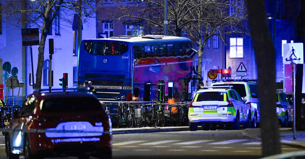 Tre dog och tre skadades när buss rammade busskur i centrala Stockholm ...