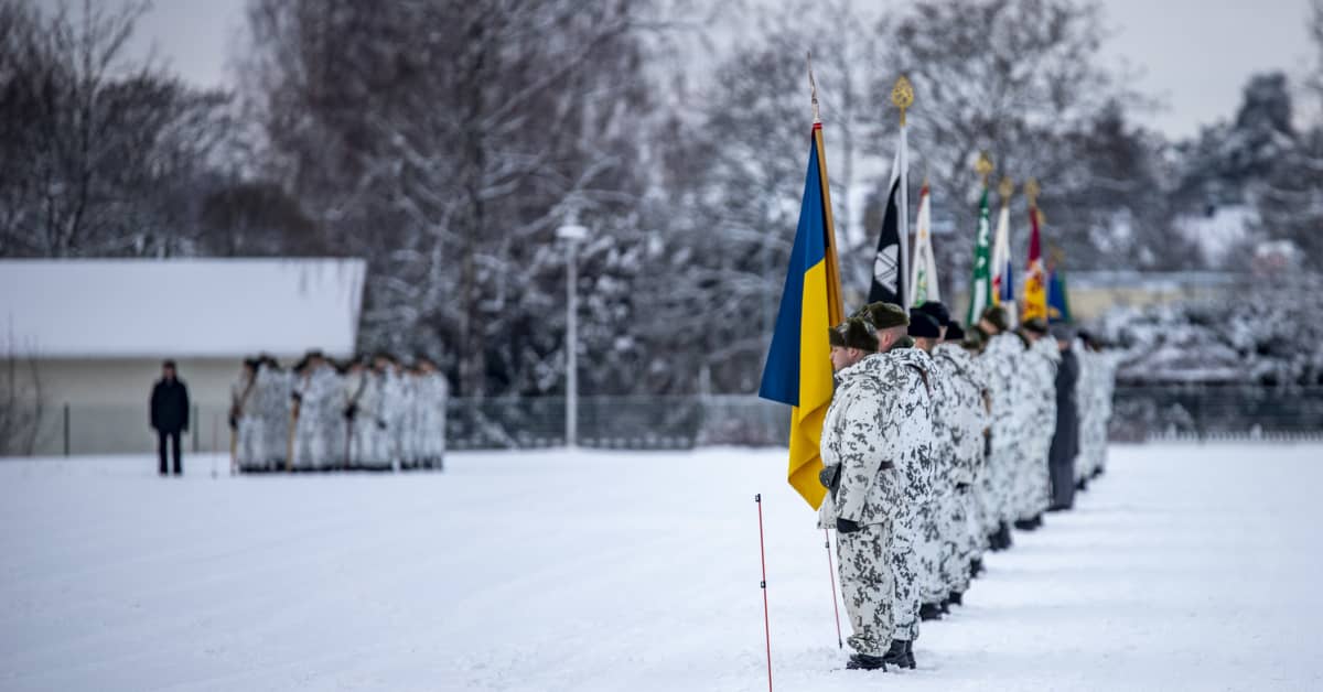 Suomen valtiolippu nousee ensimmäistä kertaa satametriseen lipputankoon ...