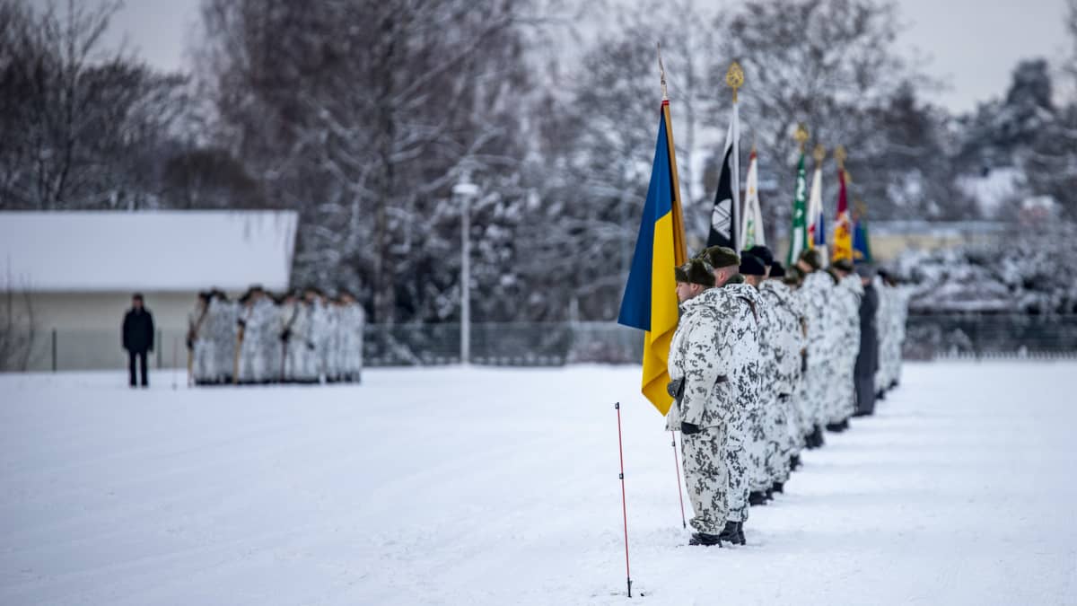 Suomen valtiolippu nousee ensimmäistä kertaa satametriseen lipputankoon ...