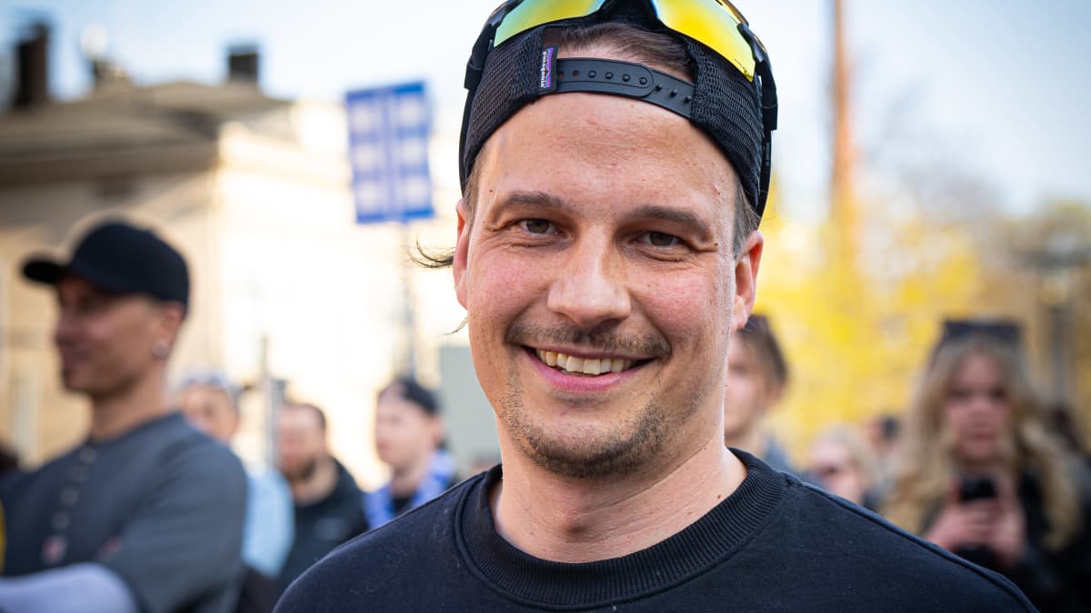 Katso, kuinka sadat ihmiset juhlivat jääkiekon MM-kisojen alkamista ...