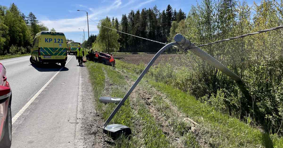 Kruunupyyssä auto ajoi ulos tieltä, neljä autossa ollutta selvisivät ...