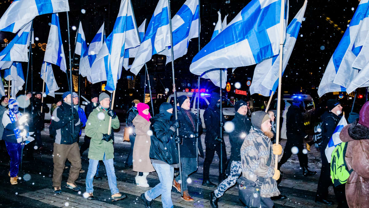 Suomi herää -kulkueessa näkyi natsisymboleja – Yle seurasi ...