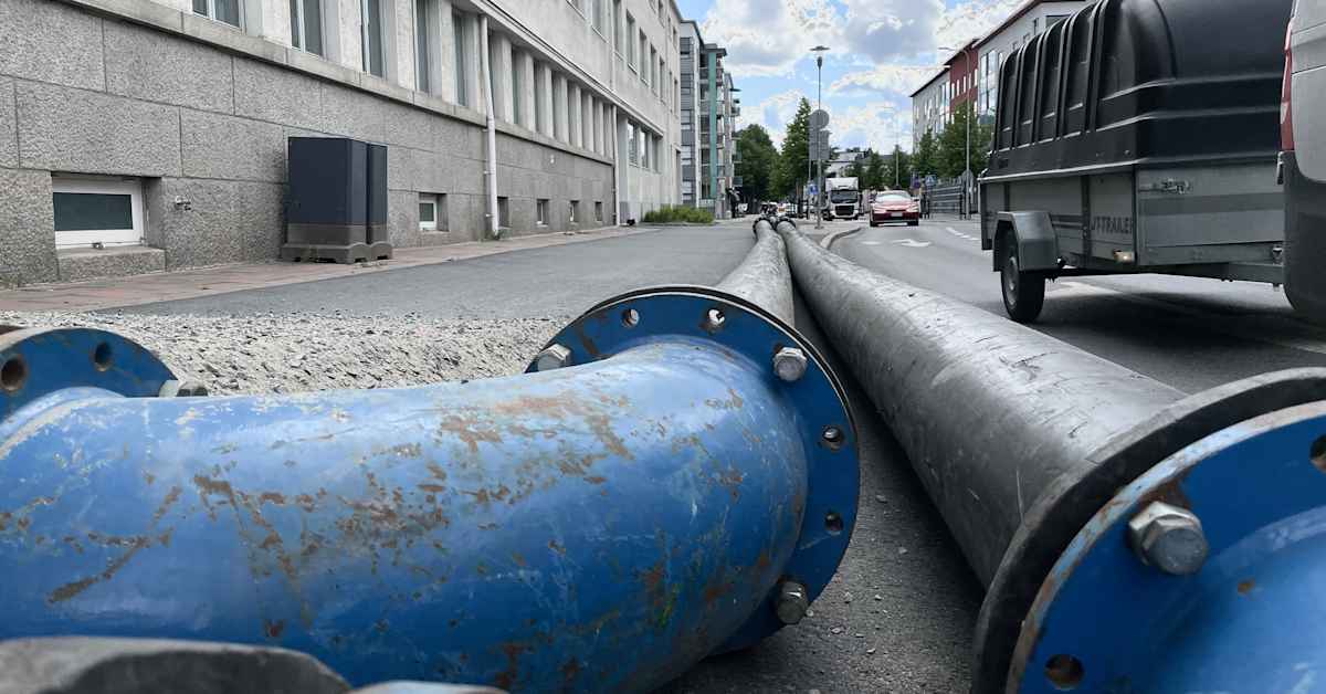 Autot ajavat jätevesiputkien päällä Kuopiossa – vesilaitos korjaa yli ...