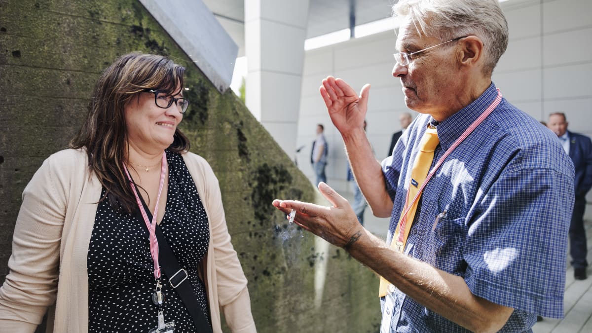 Suomi-iskelmät raikasivat isossa hallissa ja välillä syötiin ...