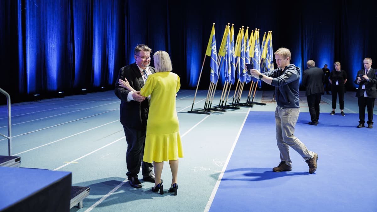 Suomi-iskelmät raikasivat isossa hallissa ja välillä syötiin ...