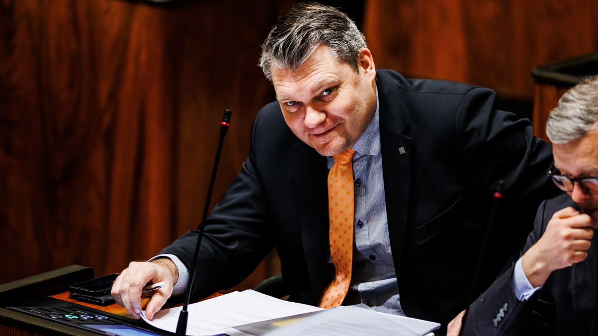 Keskustan ähtäriläinen kansanedustaja Mikko Savola aloittaa tänään ...