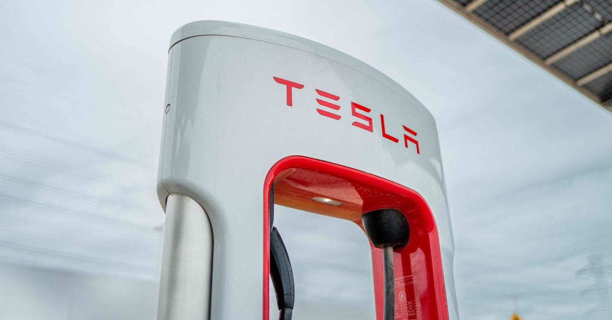 Teslan tulos sukelsi, mutta lupaukset edullisemmista autoista nostivat ...