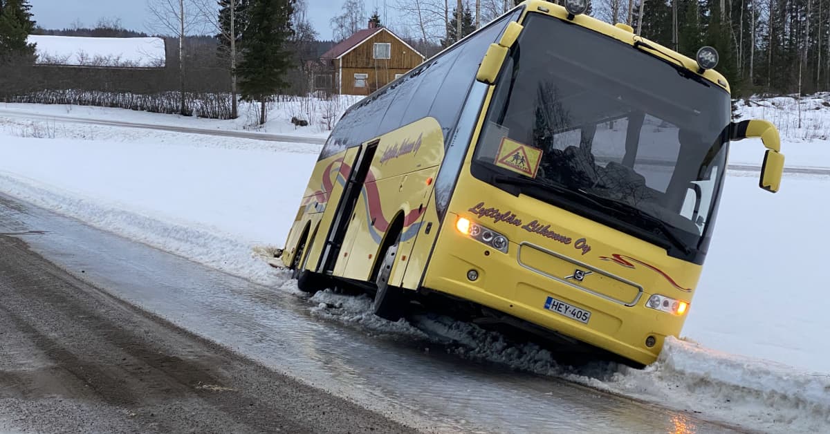 Linja-auto ajautui ojaan liukkaalla tiellä Porissa | Satakunta | Yle