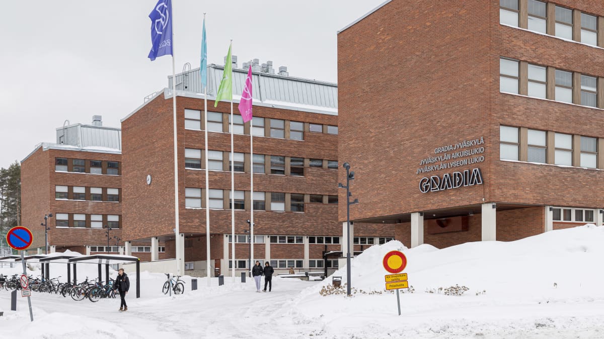 Väestökato näkyy valkolakkien määrässä – Keski-Suomen lukioiden oppilasrivit harvenevat ...