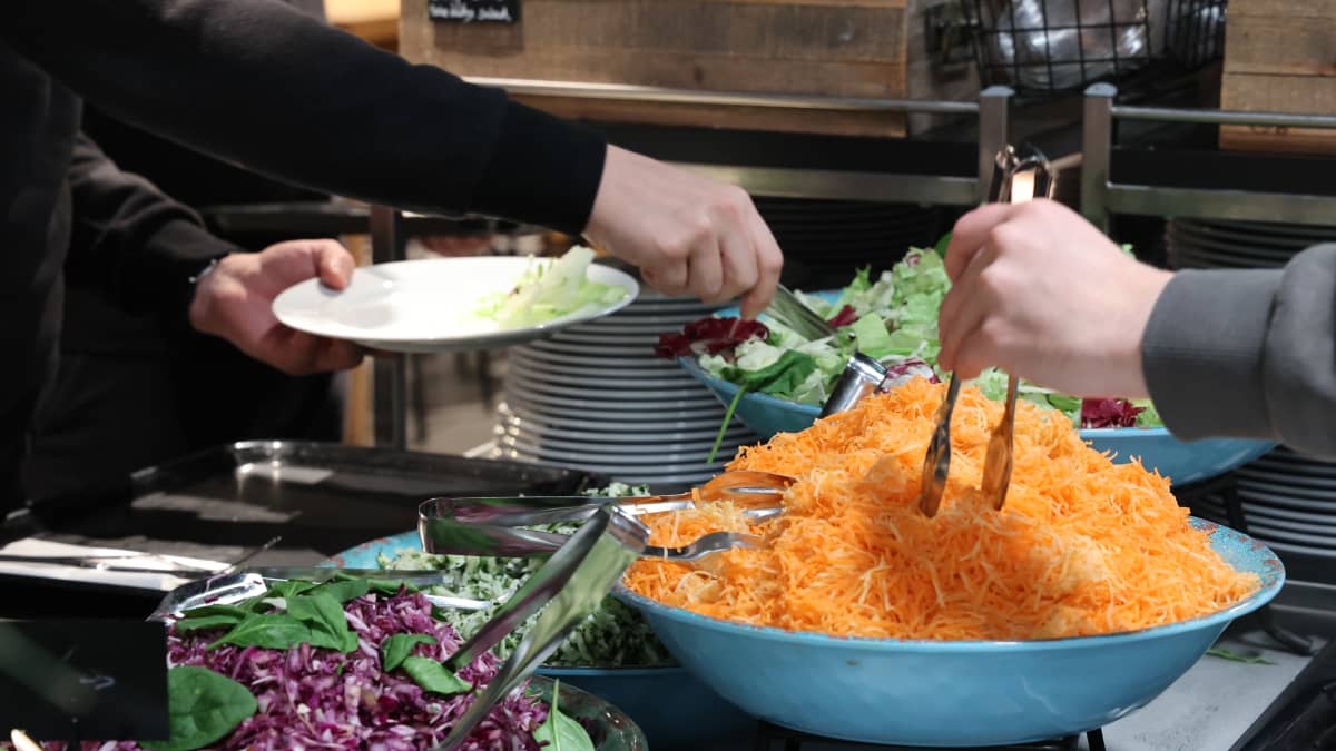 Salaattipöytä, leipäpöytä, lämmin ruoka ja lasillinen maitoa alle ...