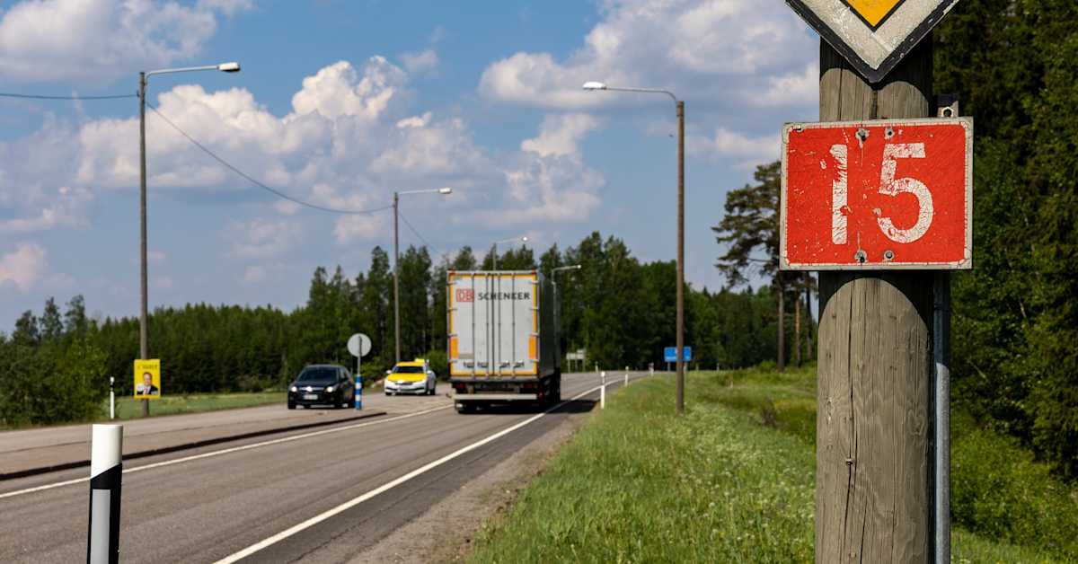 Valtatie 15:llä sattui peräänajo – kaksi autoa hinauskuntoon | Kymenlaakso | Yle