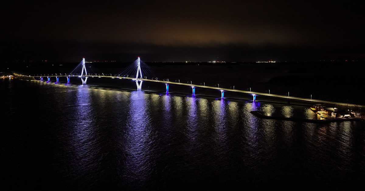 Replotbron lyste i vitt och blått på självständighetsdagen – så här såg ...