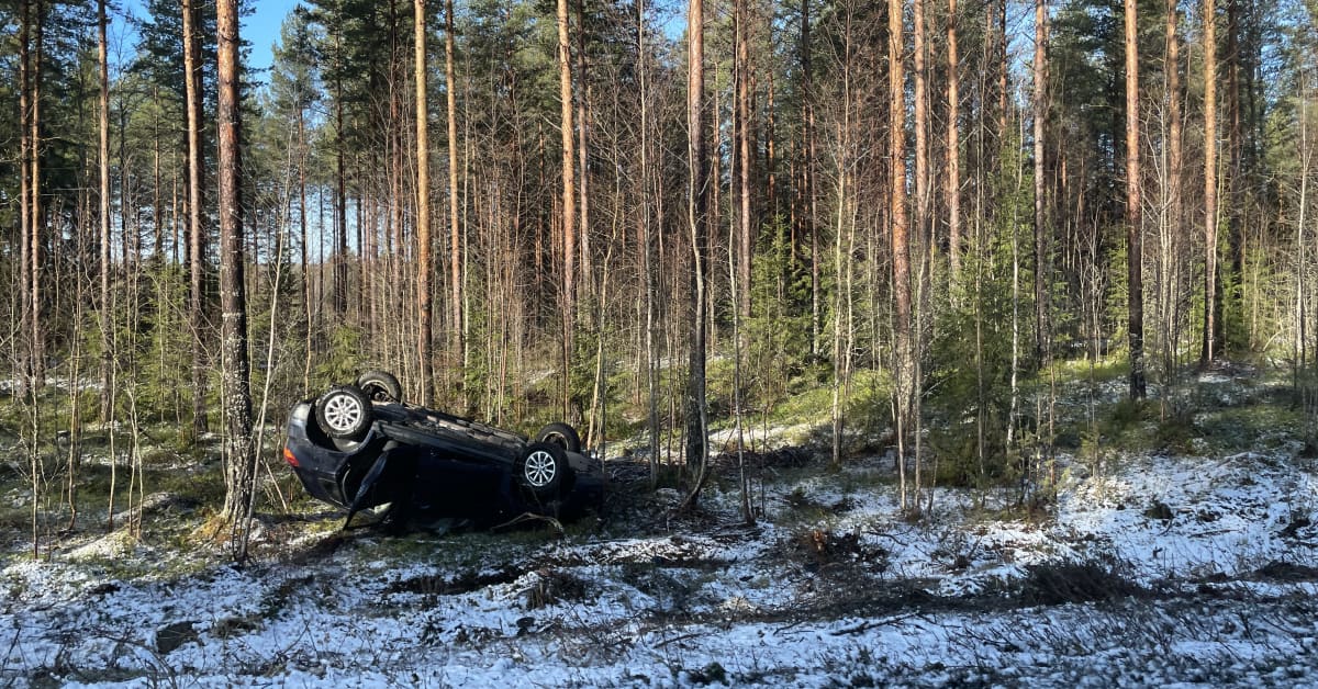 Henkilöauto ajautui katolleen maastoon Kangasniemellä, päivystävän ...