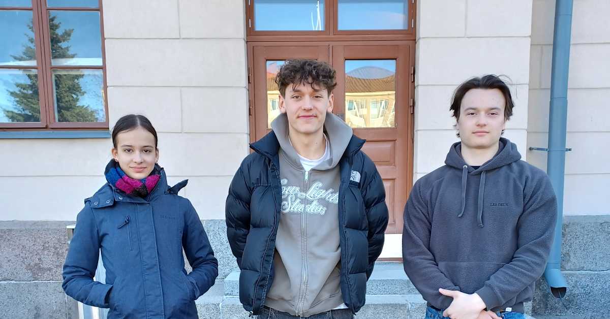 Färggranna halare och vita mössor – tyska utbyteselever förundrade över ...