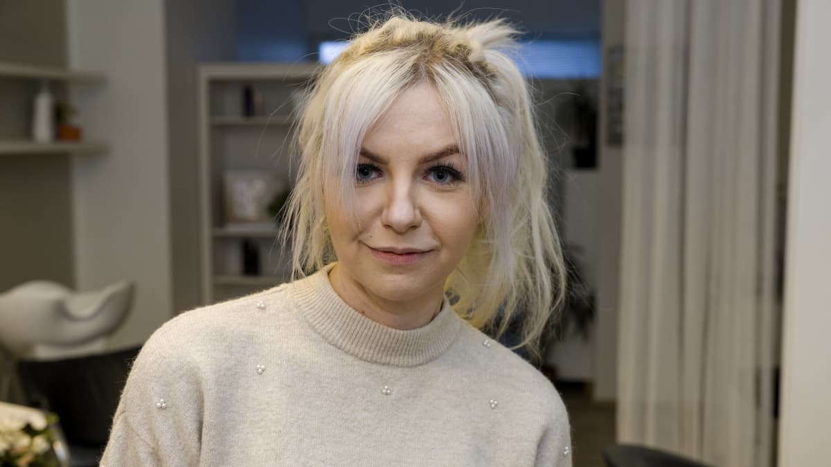 Parturi-kampaaja Laura Piirosen asiakkaat peruvat nyt aikojaan, koska ...