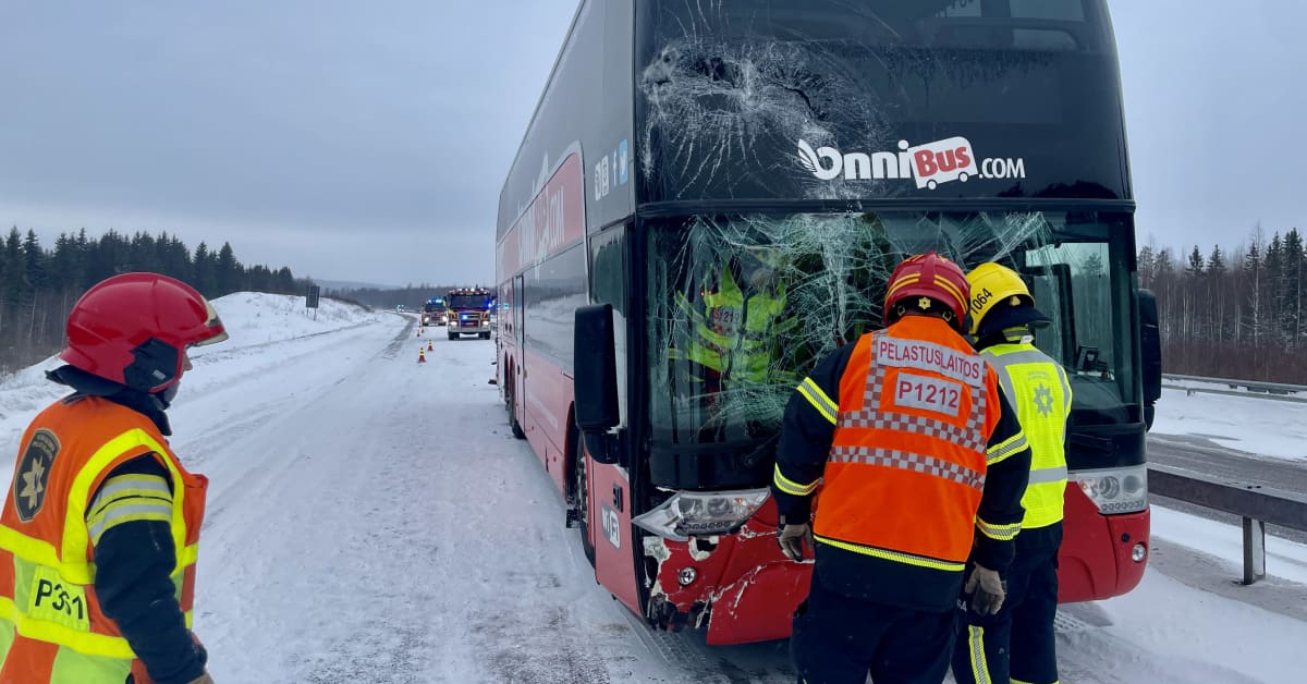 Linja-auto ajoi pakettiauton perään Nelostiellä Toivakassa – yksi linja ...