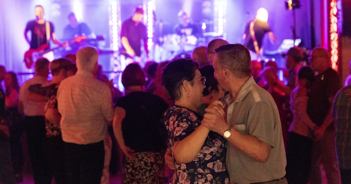 Tanssilavat kituuttavat koronan jäljiltä – nyt perinteisistä ...