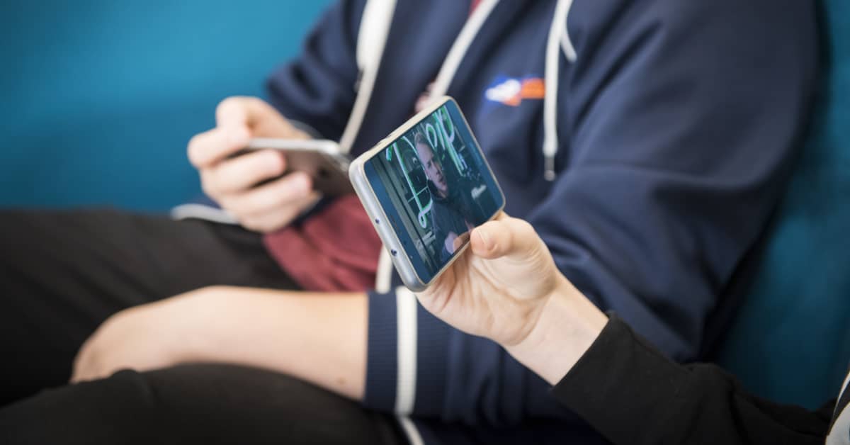 Grundskolan i Sverige ska bli helt mobilfri – inga mobiler ens på rasterna | Utrikes | Svenska Yle