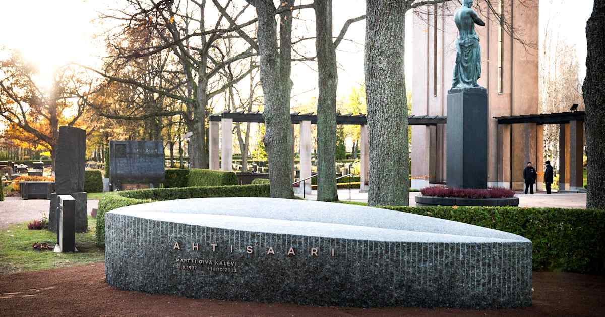 Martti Ahtisaaren muistomerkki paljastettiin | Uutisia lyhyesti | Yle