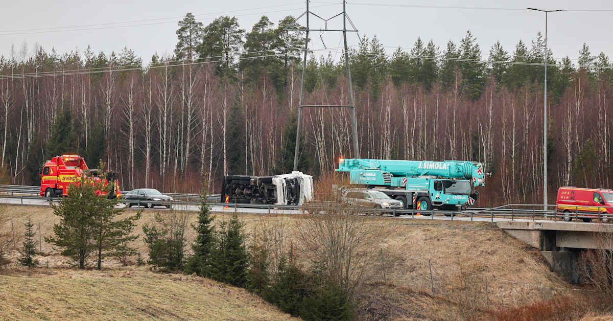Rehua kuljettanut rekka suistui keskikaiteelle ysitiellä Turussa ...