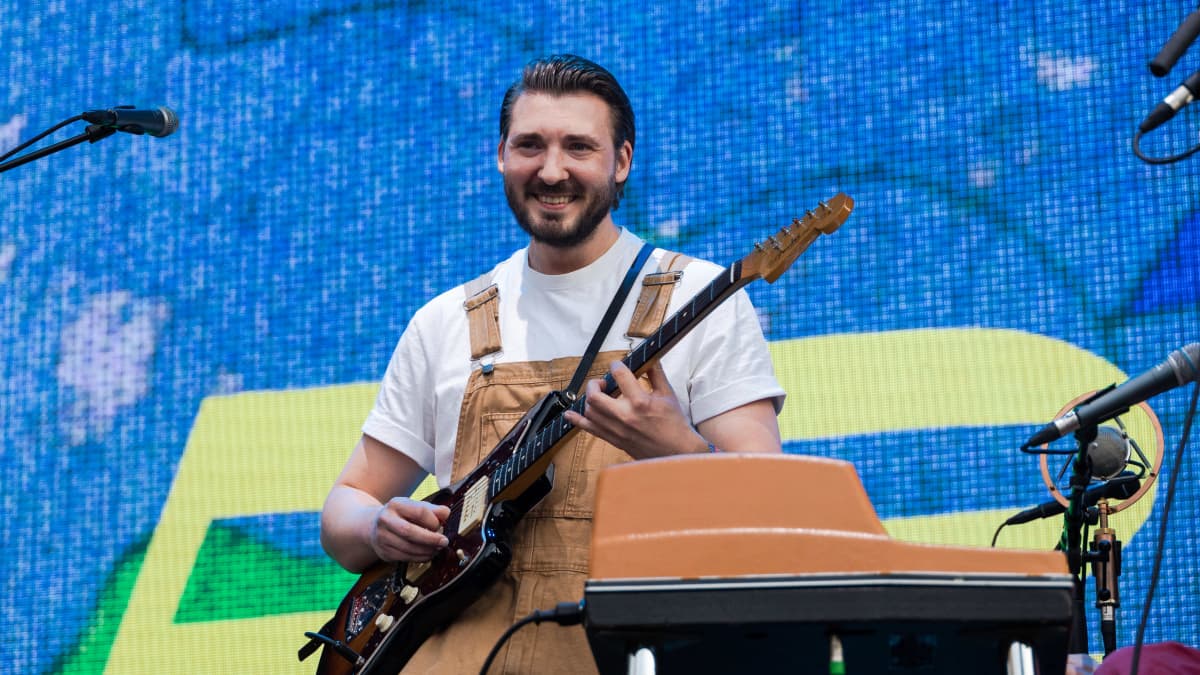 Laulaja-lauluntekijä Arppa vangitsee yleisön oudoilla tarinoillaan ja ...