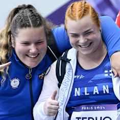 Silja Kosonen näyttää voitonmerkkiä ja Krista Tervo peukkuja moukarin karsinnan jälkeen Pariisin olympialaisissa.