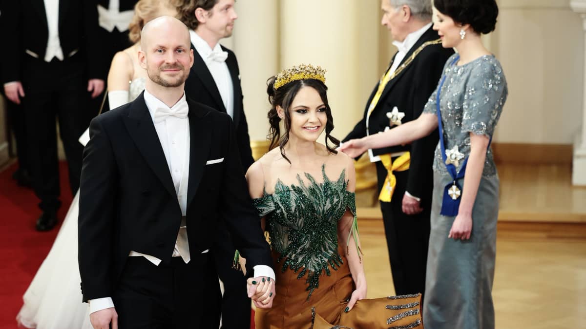 Tunnistatko juhlavieraan puvun perusteella? Testaa tietosi visassa ...