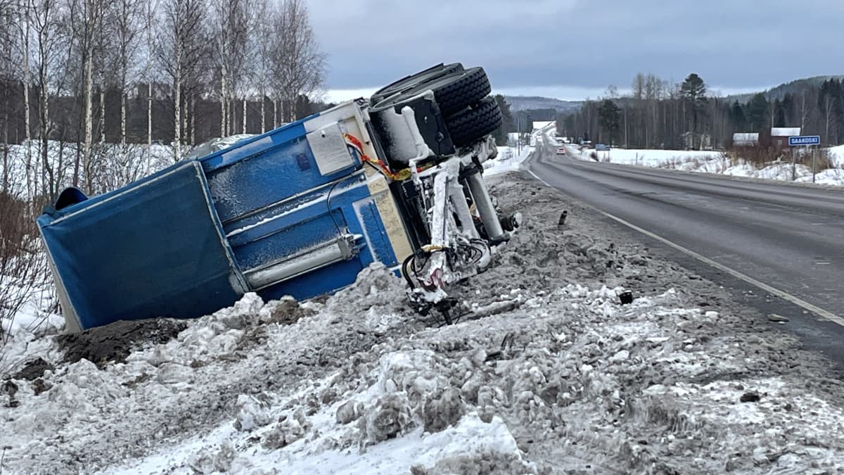 Rekka ajautui ojaan ja sen perävaunu kaatui ysitiellä viime yönä ...