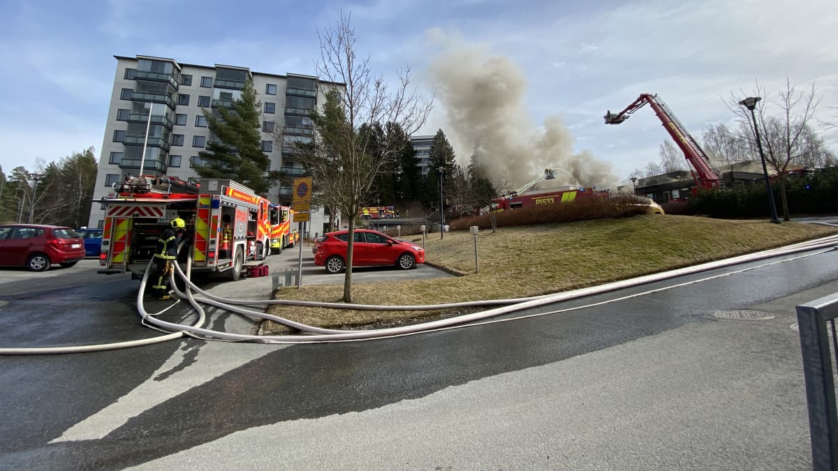 Videokuvaa paikalta: Kaukajärven entinen seurakuntatalo paloi ...