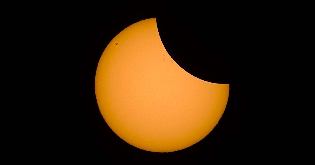 Katso videolta, miltä osittainen auringon­pimennys näytti Suomessa ...