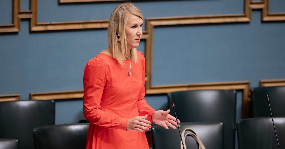 Tiede- ja kulttuuriministeri Sari Multala esittää Museovirastolle noin ...