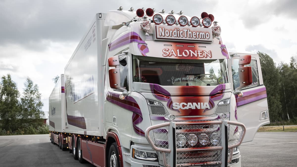 Ammattikuljettaja Henry Salosen rekassa on laskeutuva sänky ...